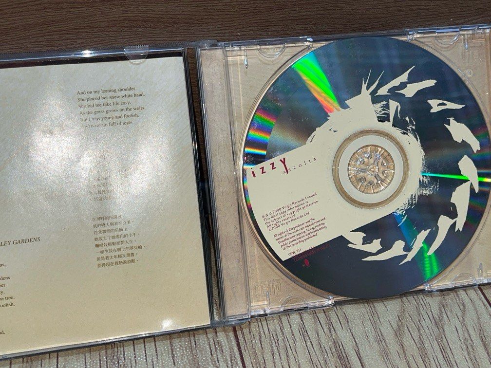 易希 Izzy 傾聽 CD專輯, 書籍、休閒與玩具, 樂器、音樂相關, CD、DVD在旋轉拍賣