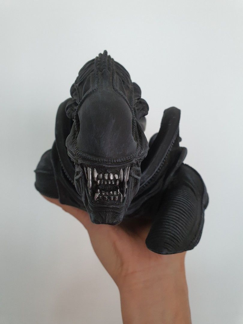 Aliens Xenomorph Warrior Vinyl Bust Bank by Diamond Select Toys ...