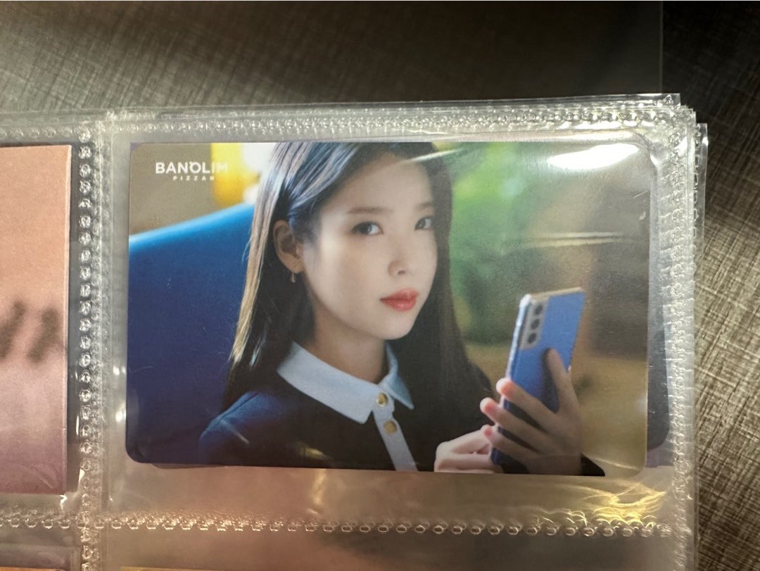IU pizza 絕版小卡, 興趣及遊戲, 收藏品及紀念品, 韓流 - Carousell