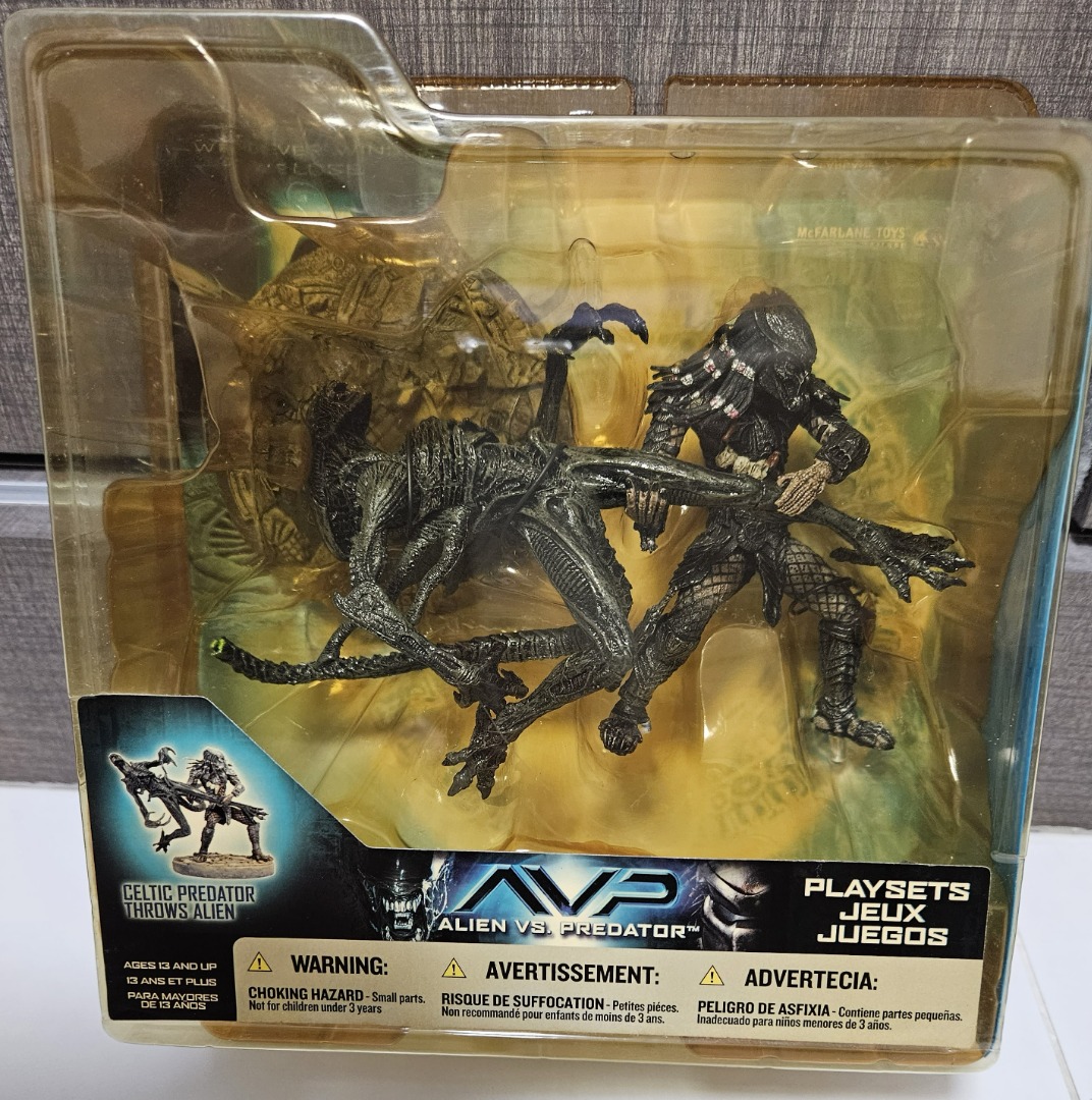 McFarlane Toys Alien VS Predator Celtic Predator throws Alien, Hobbies ...