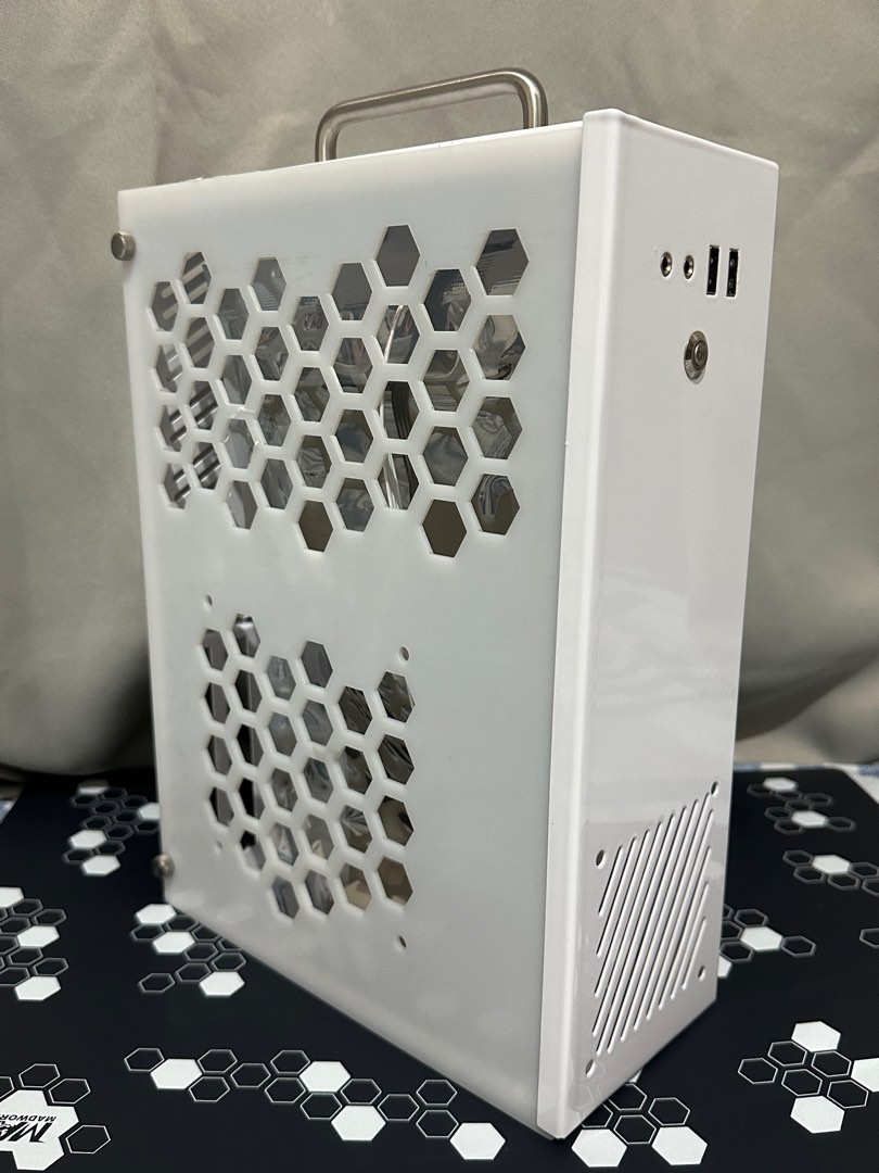 White Mini-ITX case with included PCIe riser cable, 電腦＆科技, 電腦周邊及配件, 電腦 ...