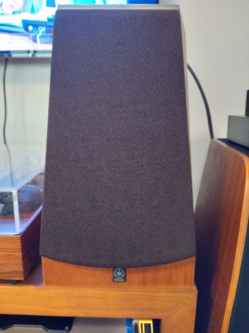 Yamaha home theatre set include AV receiver, 2x book shelf speaker, subwoofer, prestige centre ...