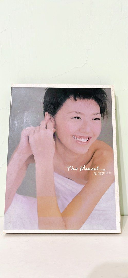 二手唱片 孫燕姿 The Moment CD+DVD 殼泛黃, 書籍、休閒與玩具, 樂器、音樂相關, CD、DVD在旋轉拍賣