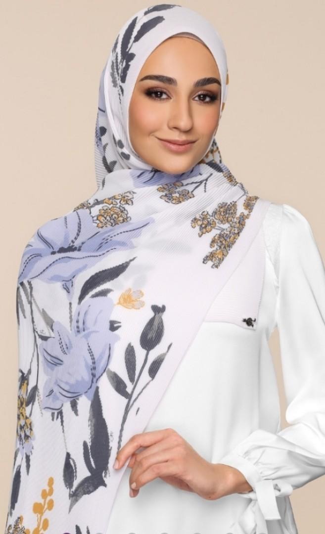 dUCk Pleats Wildflower in White, Women's Fashion, Muslimah Fashion ...