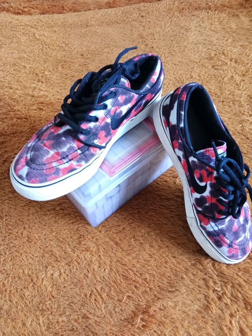 Nike SB zoom stefan janosky tie dye, Fesyen Wanita, Sepatu di Carousell