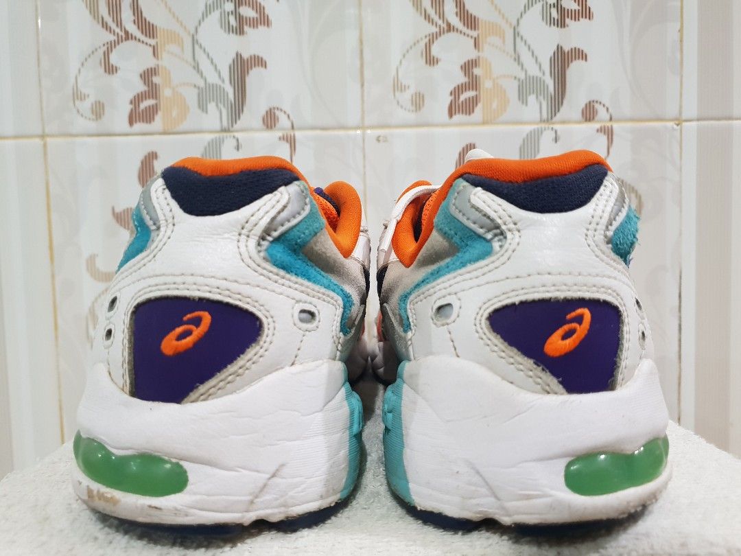 Asics Gel Kayano 5., Fesyen Pria, Sepatu , Sneakers di Carousell
