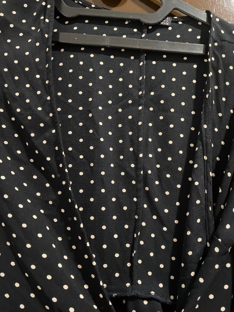 Baju atasan hitam bisa dijadikan outer atau dipakai sebagai atasan ...