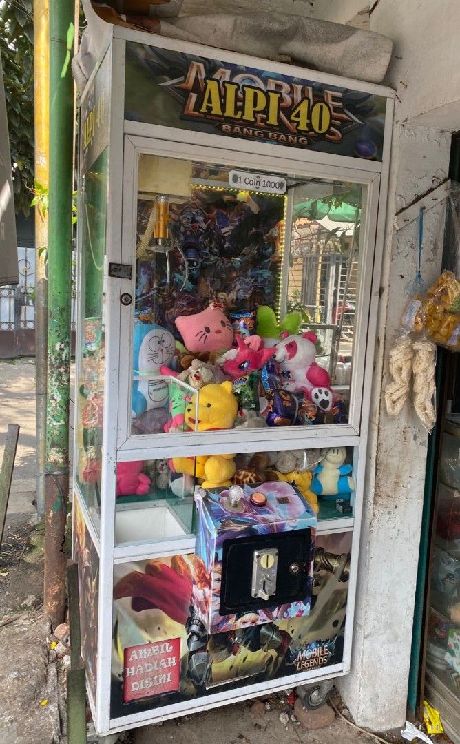 Mesin capit + isi, Serba Serbi, Others di Carousell