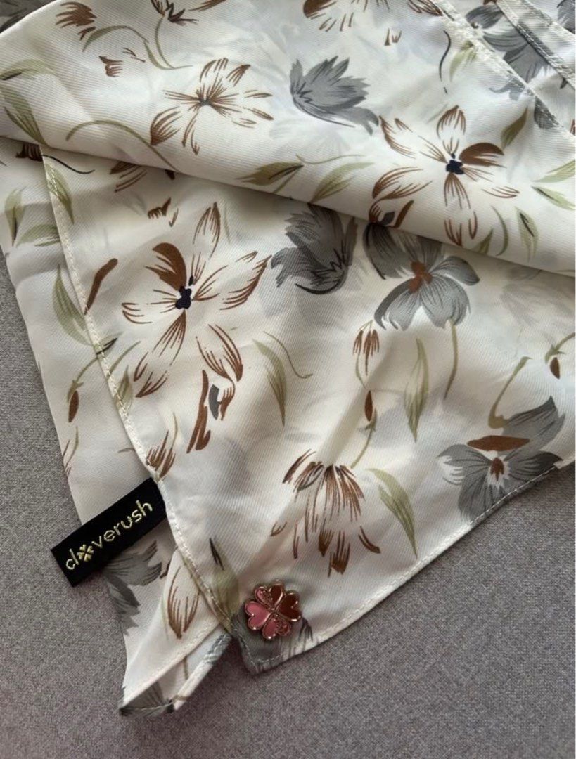 Cloverush Shawl, Women's Fashion, Muslimah Fashion, Hijabs on Carousell