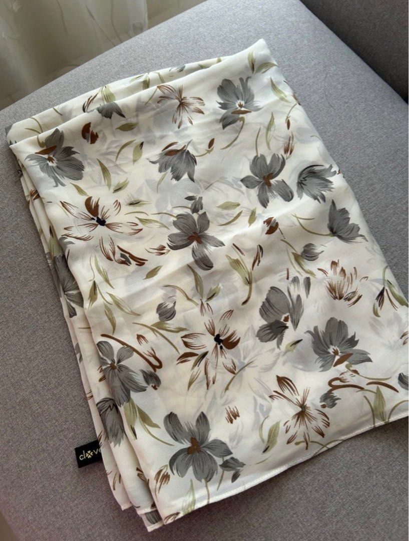 Cloverush Shawl, Women's Fashion, Muslimah Fashion, Hijabs on Carousell