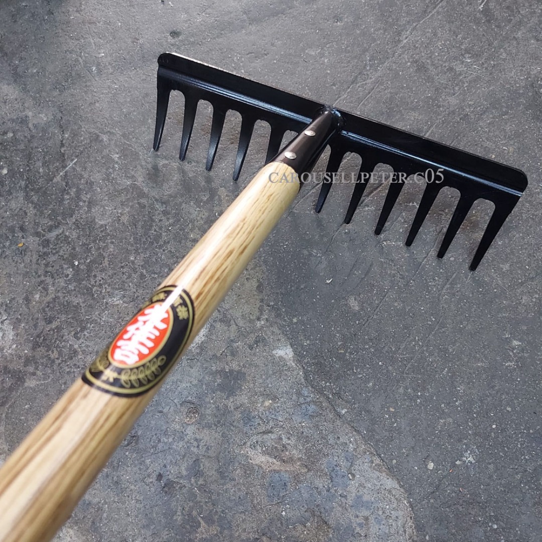 Garden rake with wooden handle 木柄園藝12齒耙 裝飾 道具 陳列 #MTRyl, 傢俬＆家居, 園藝, 園藝 ...
