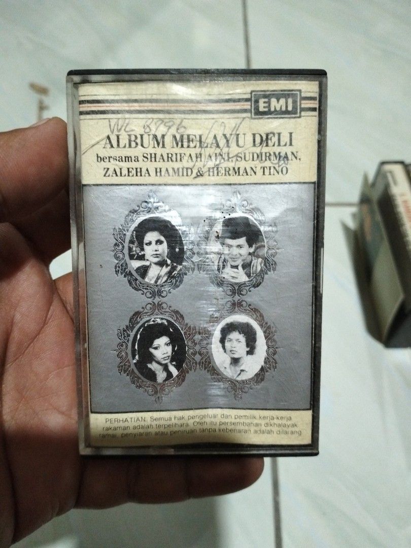 Kaset lama melayu deli emi 1982, Hobbies & Toys, Music & Media, CDs & DVDs on Carousell