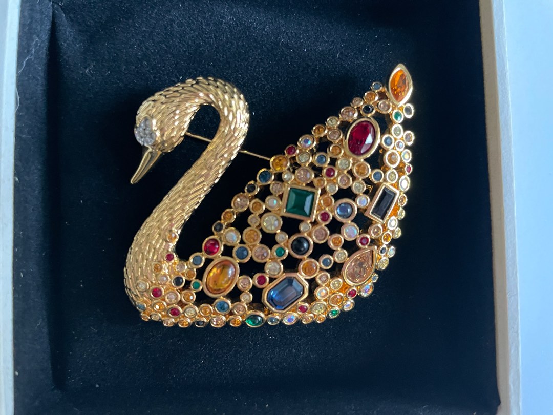 1995 Swarovski 100周年紀念天鵝心口針 （奧地利製造）, 興趣及遊戲, 收藏品及紀念品, 古董收藏 - Carousell