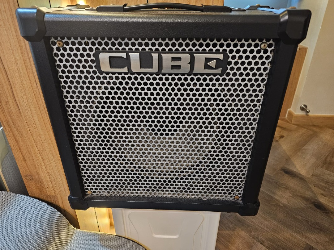 Roland Cube-40GX Guitar Amplifier, Hobbies & Toys, Music & Media ...