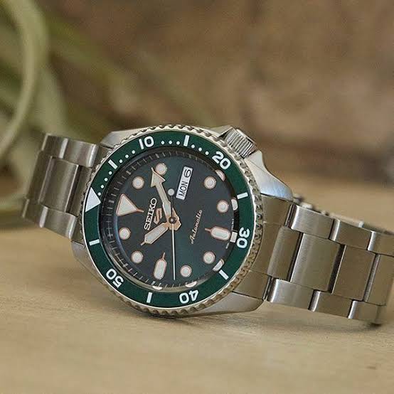 Seiko 5 Green, Men's Fashion, Watches & Accessories, Watches on Carousell
