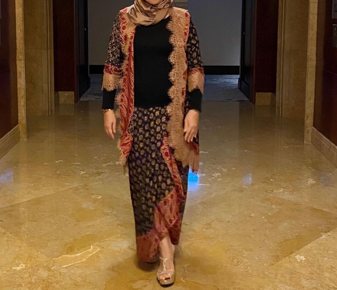 Sofia Iman Beautiful Kebaya Batik Pareo., Women's Fashion, Dresses & Sets, Traditional & Ethnic ...