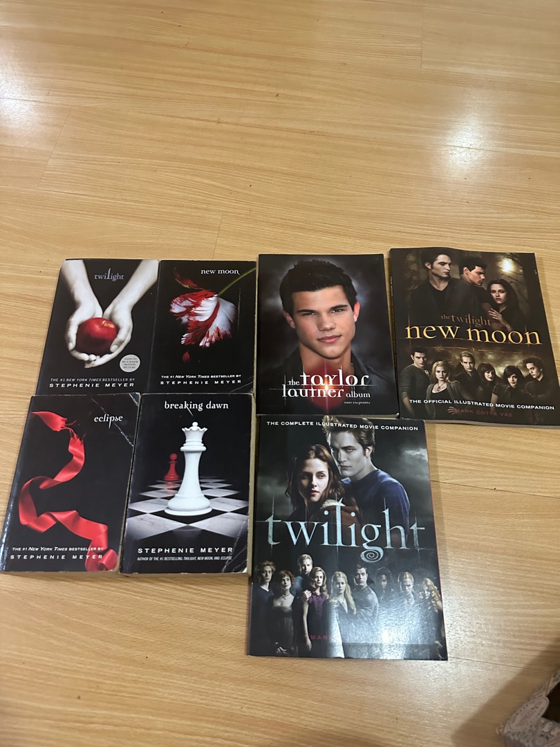 Complete Twilight Books with Illustrated Movie Companion, Hobbies ...