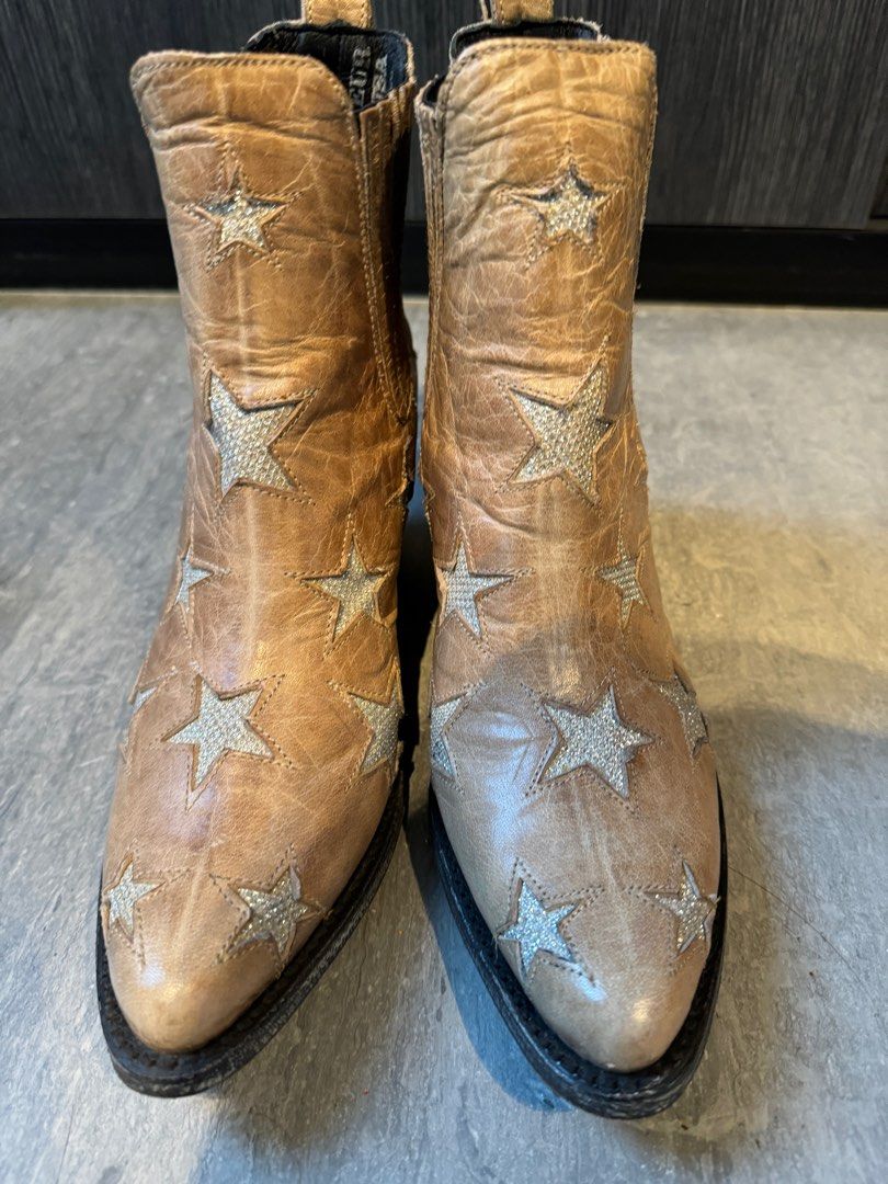 Cowboy boots with stars, Women's Fashion, Footwear, Boots on Carousell