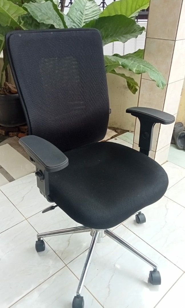 Kursi kantor Zarch informa, Perabotan Rumah di Carousell