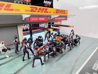 Mini GT #1 Max Verstappen Red Bull 2022 Abu Dhabi Pit crew set, Hobbies ...