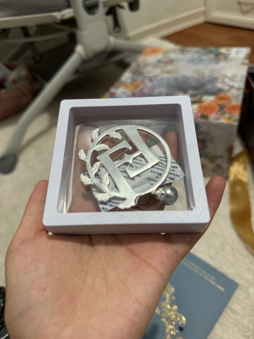 Pin inisial / alfabet F, Fesyen Wanita, Aksesoris di Carousell