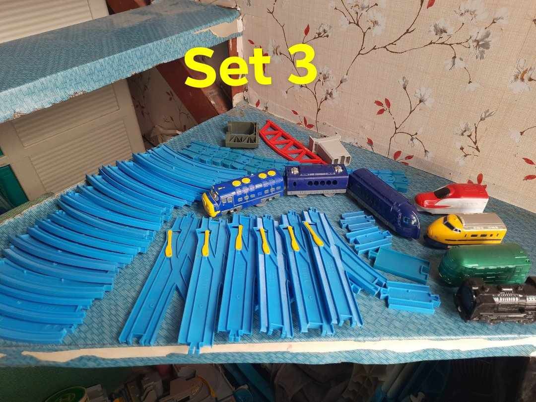 TOMY TRAIN MOTORIZED WITH TRACKS, Hobbies & Toys, Toys & Games on Carousell