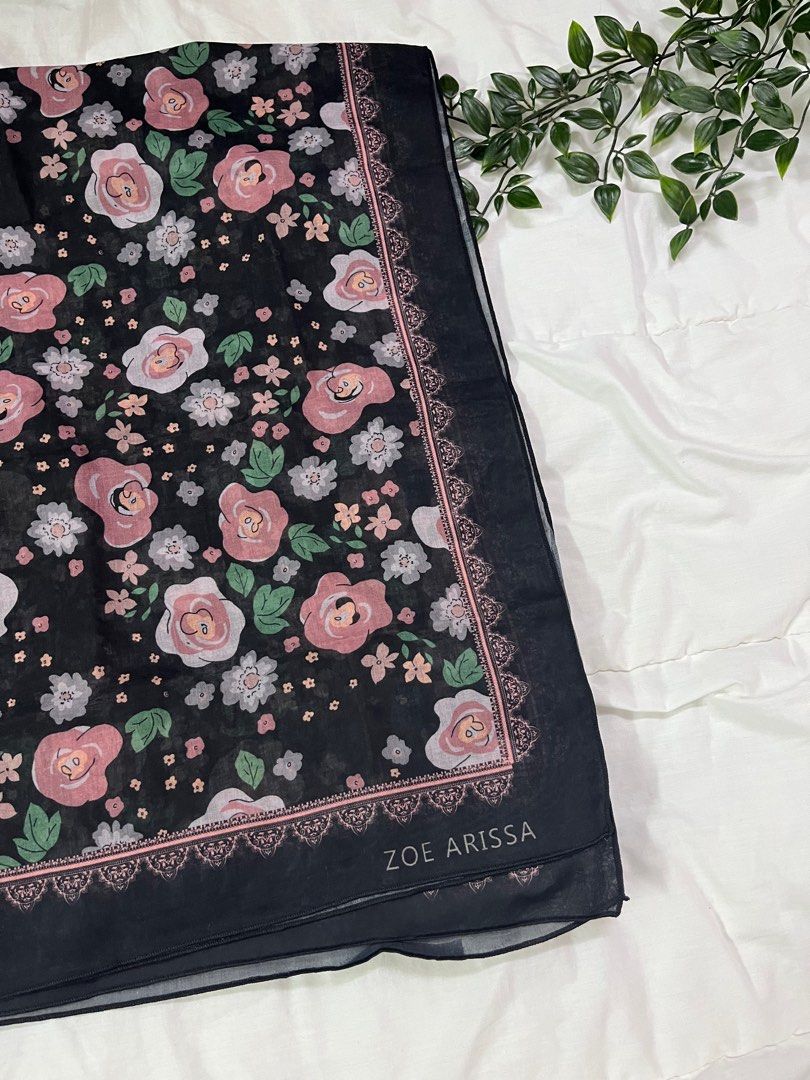 Zoe Arissa bawal printed, Women's Fashion, Muslimah Fashion, Hijabs on ...