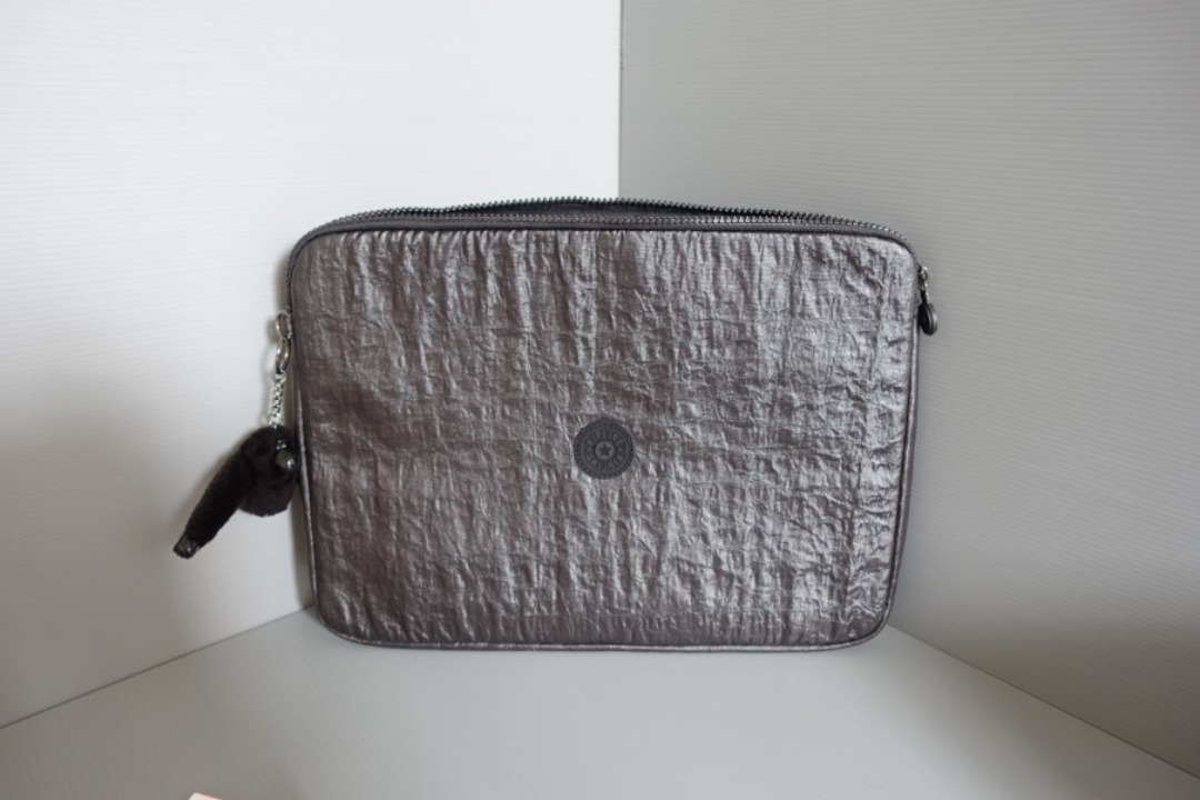 全新正品 Kipling Digi Sleeve 13" 筆電包 / 內膽包, 她的時尚, 包包與錢包, 皮夾、卡片套在旋轉拍賣