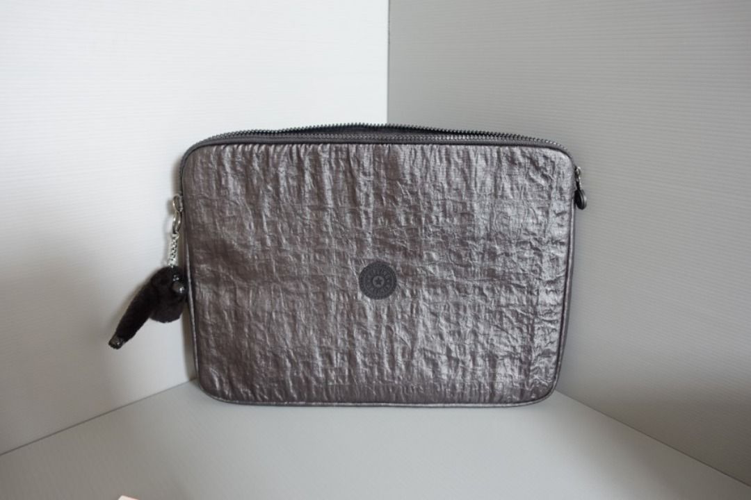 全新正品 Kipling Digi Sleeve 13" 筆電包 / 內膽包, 她的時尚, 包包、錢包, 皮夾、卡片套在旋轉拍賣