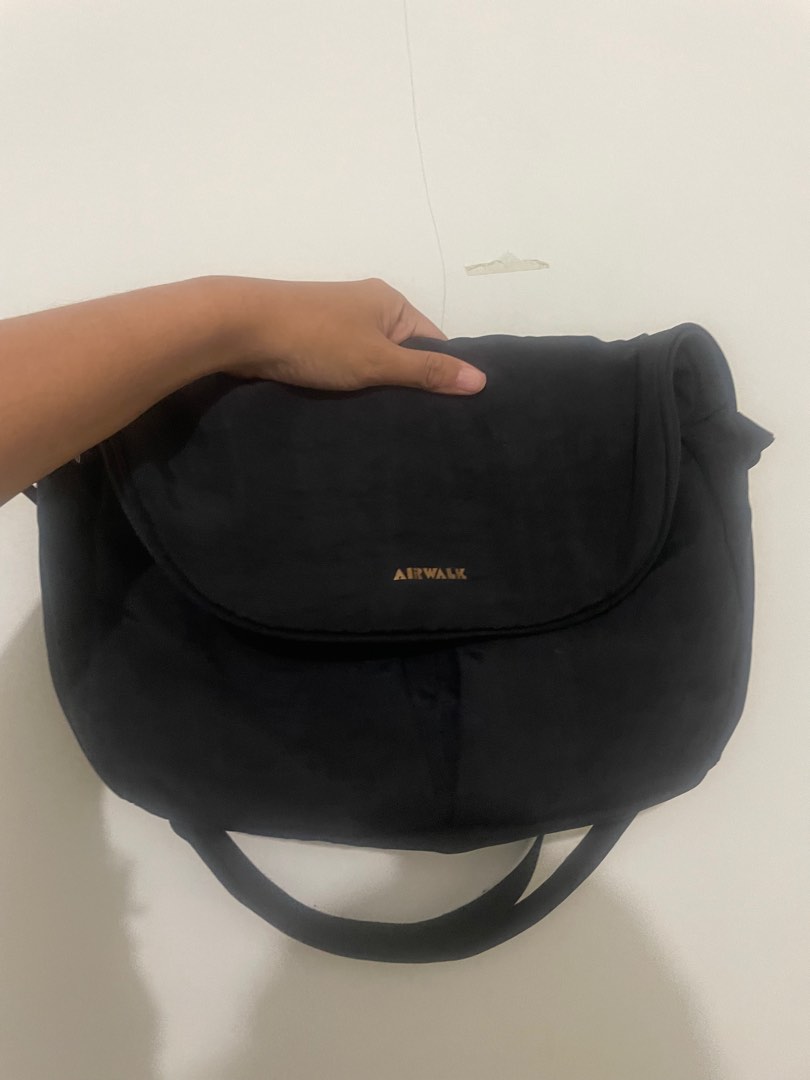 AIRWALK bag, Barang Mewah, Tas & Dompet di Carousell