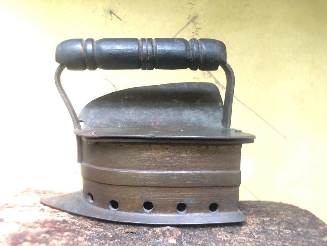 Setrika kuno full kuningan sari, Antik, Pajangan di Carousell