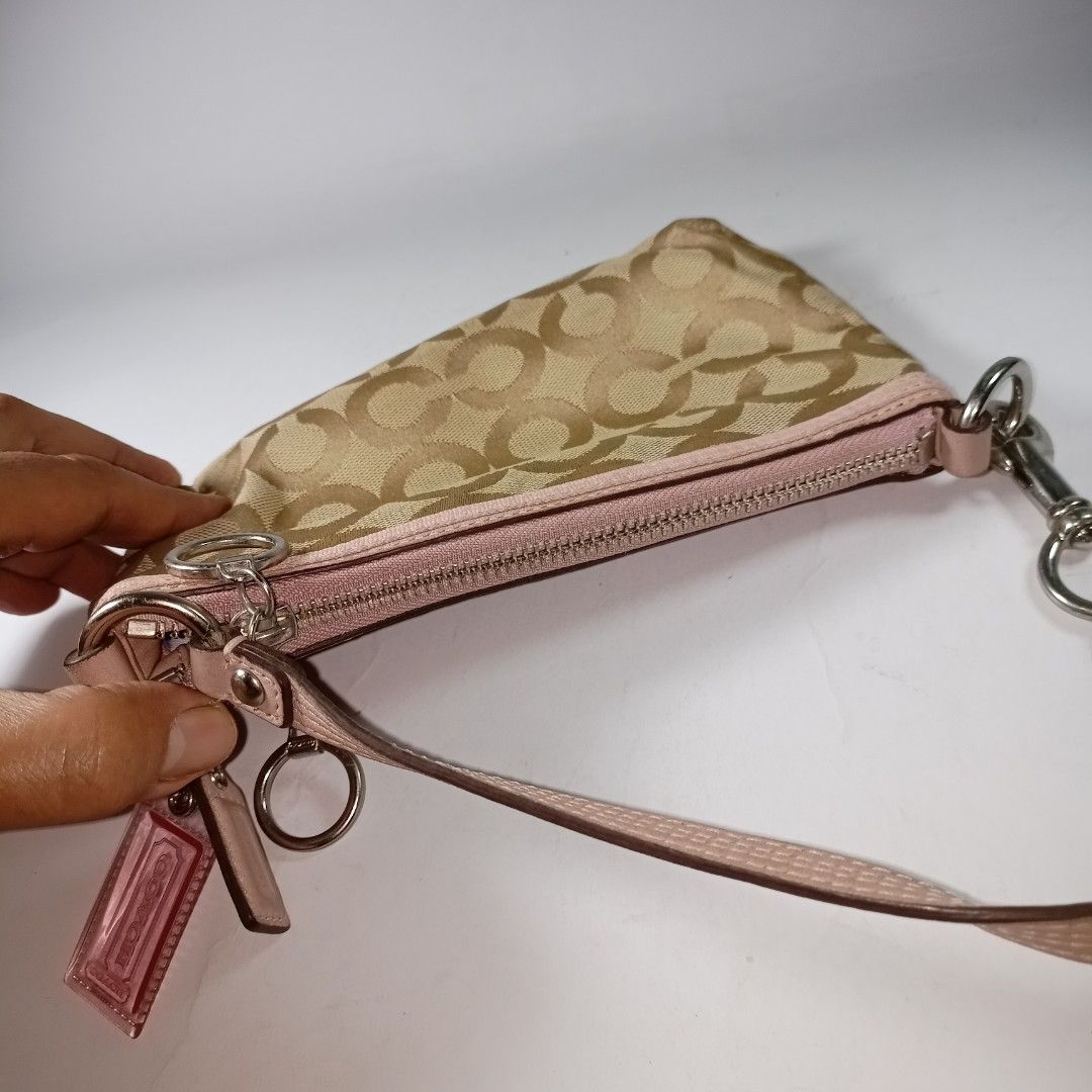 Coach original woman Pouch, Fesyen Wanita, Tas & Dompet di Carousell