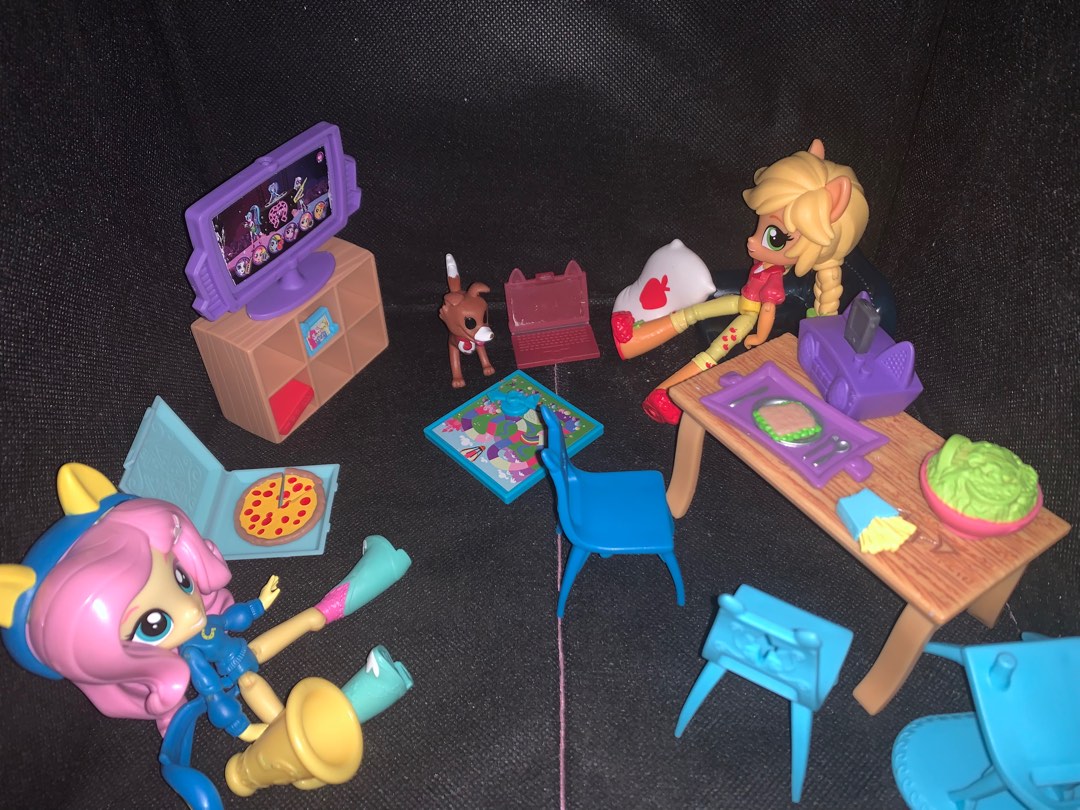 My little pony: Equestria Girls Applejack sleepover set and Fluttershy ...