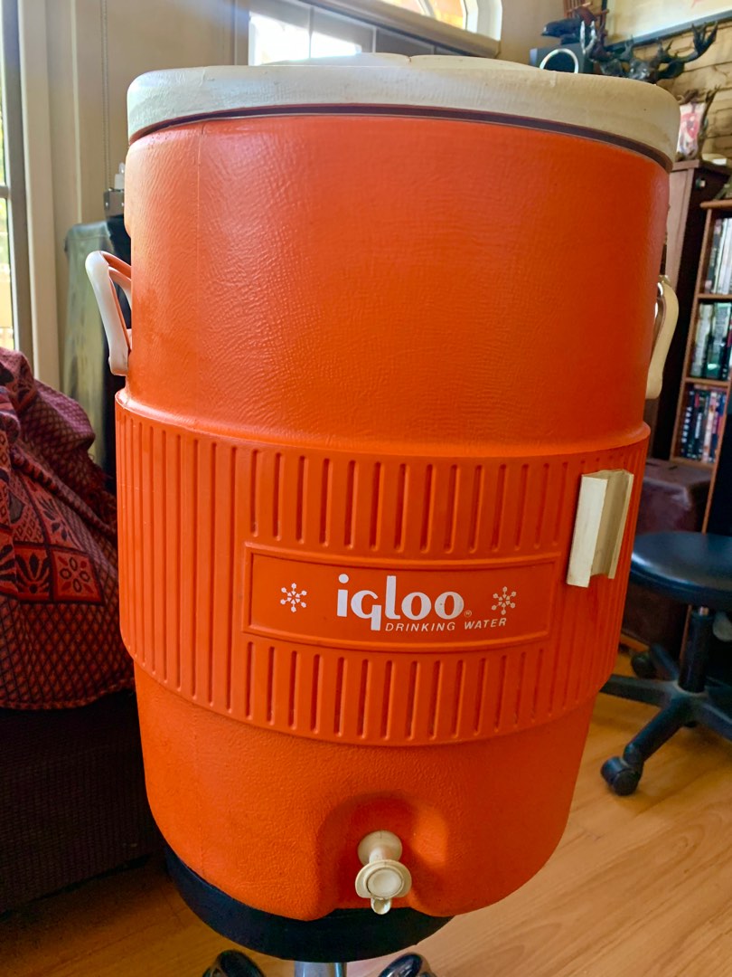 Authentic IGLOO 10 Gallon Water Container, Sports Equipment, Other Sports Equipment and Supplies ...