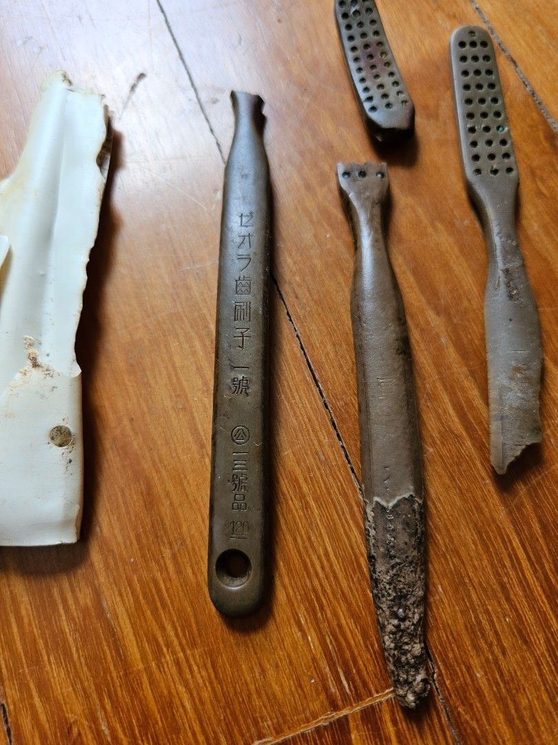 Lot of Japanese WW2 toothbrushes and case marked with "for use by the ...