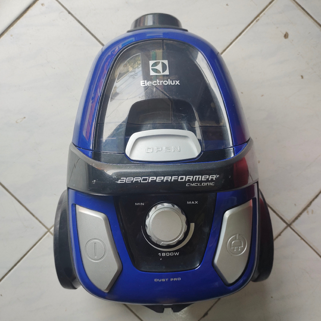Vakum Cleaner Electrolux Controllerable Aero Performer Bagless Cyclone ...