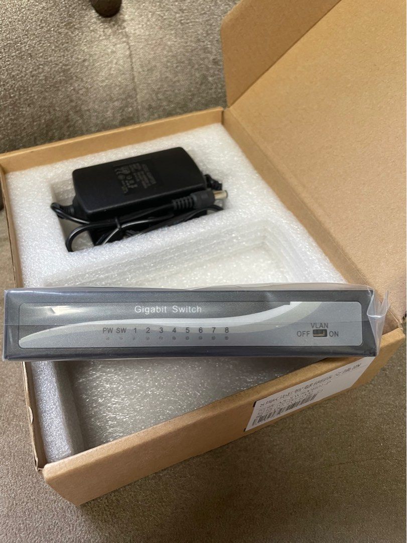 全新 8埠 Gigabit Switch網路交換器, 電腦及科技產品, 電腦周邊產品, 轉接線及轉換器在旋轉拍賣