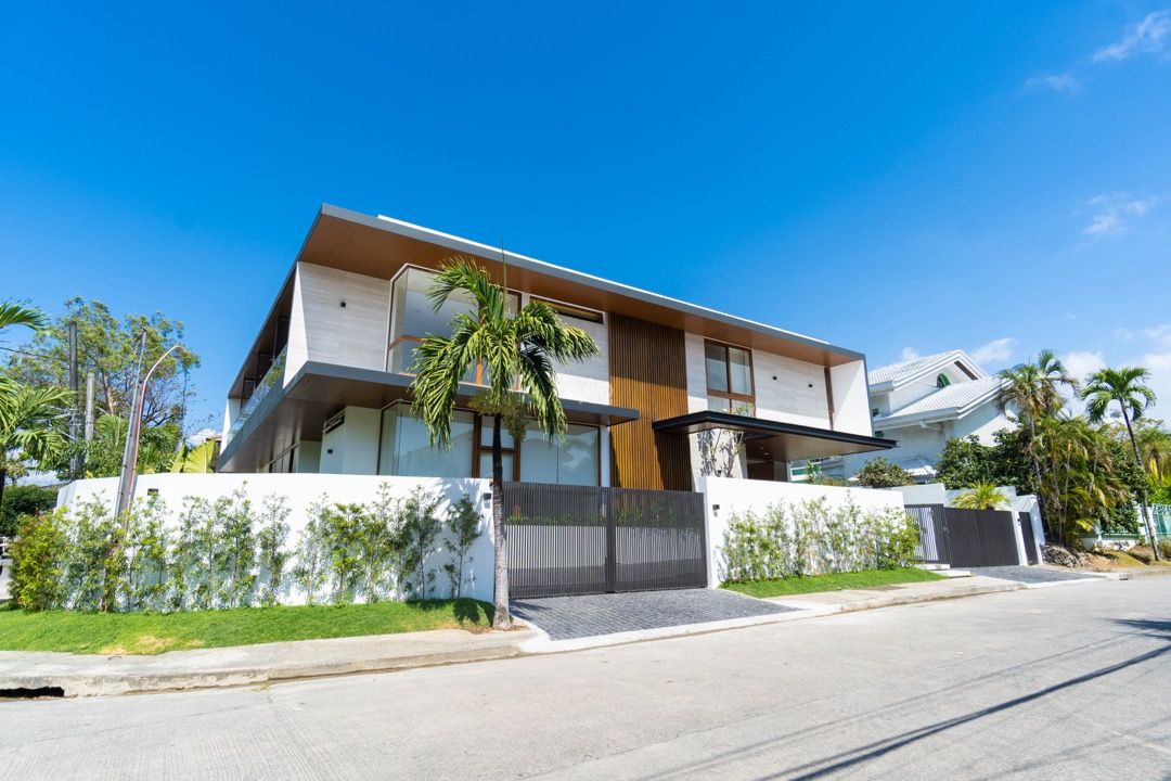 ULTRA High end AYALA ALABANG HOUSE FOR SALE Brand New Corner House near ...