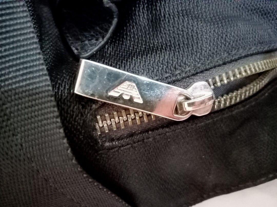 Giorgio Armani Sling bag, Fesyen Pria, Tas & Dompet , Tas Selempang di ...