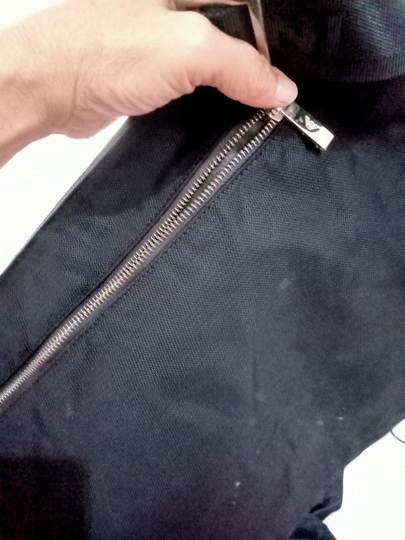 Giorgio Armani Sling bag, Fesyen Pria, Tas & Dompet , Tas Selempang di ...