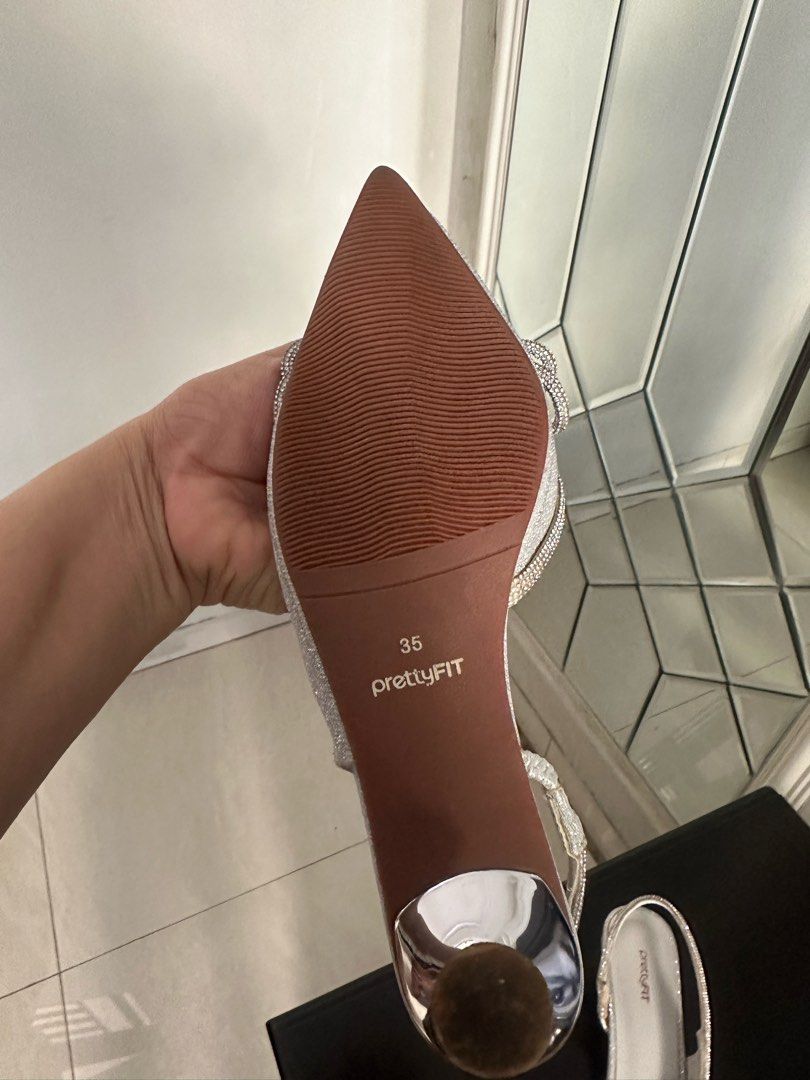 Pretty fit sepatu, Fesyen Wanita, Sepatu di Carousell