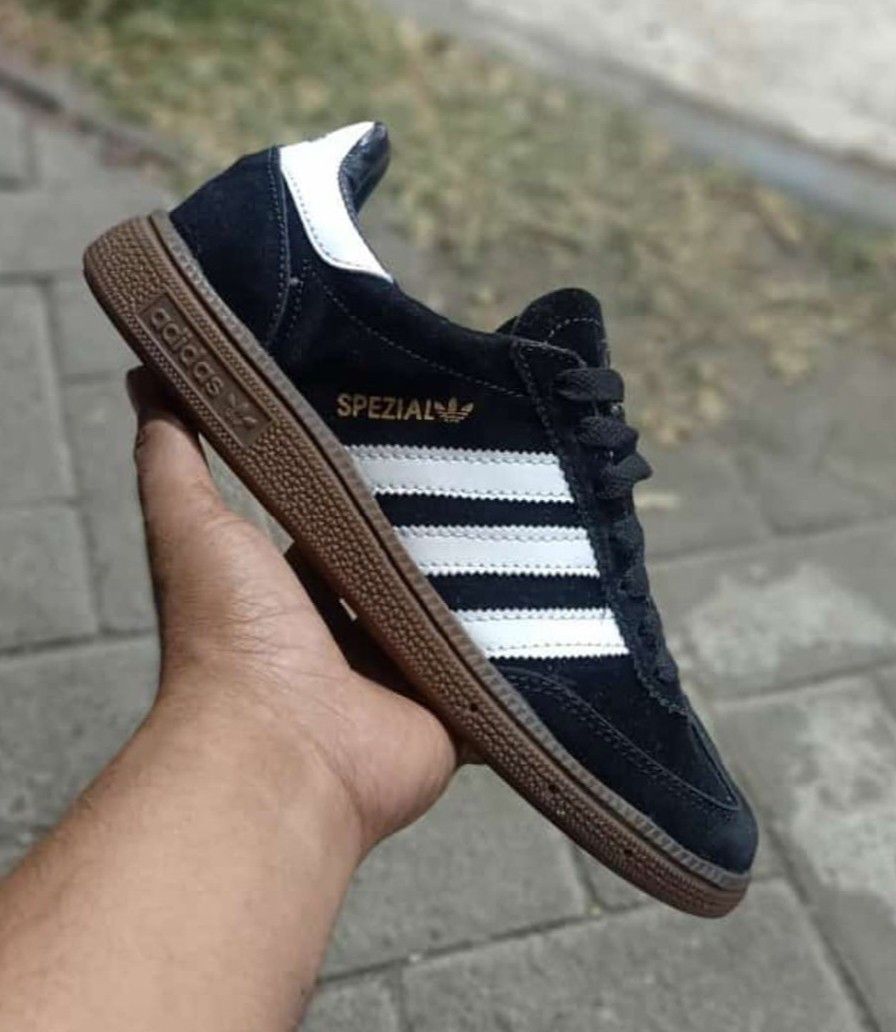 Sneakers ”ADIDAS” ready banyak model dan ukuran, Fesyen Pria, Sepatu ...