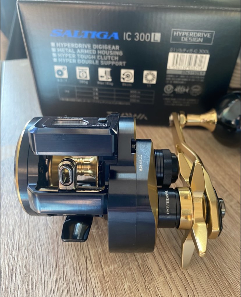 全新 Daiwa Saltiga IC 300L 左手攪, 運動產品, 釣魚 - Carousell