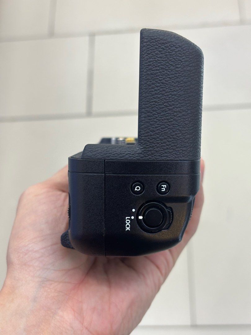 FUJIFILM VG-XT3 VERTICAL GRIP, Photography, Cameras on Carousell