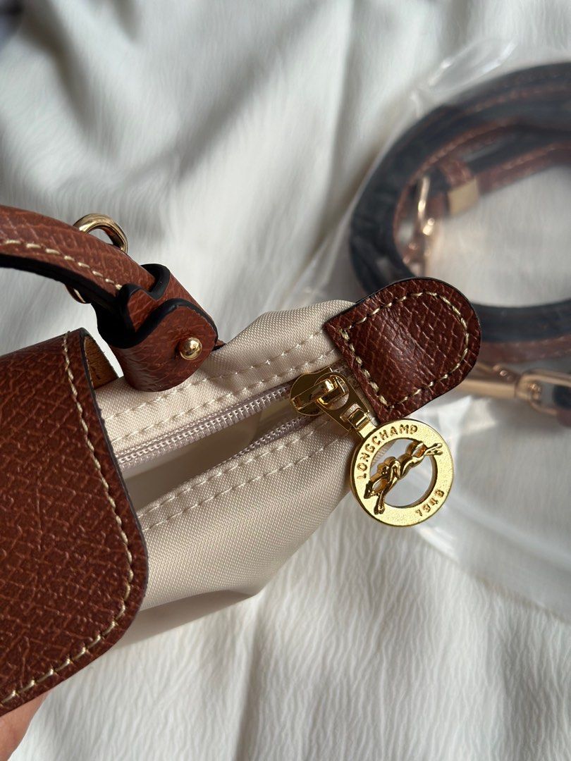 READY Longchamp Pouch with Handle Classic Paper/ Papier Authentic, Barang Mewah, Tas & Dompet di ...