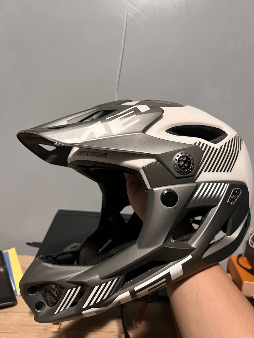 Met Parachute Full face helmet, Sports Equipment, Bicycles & Parts ...