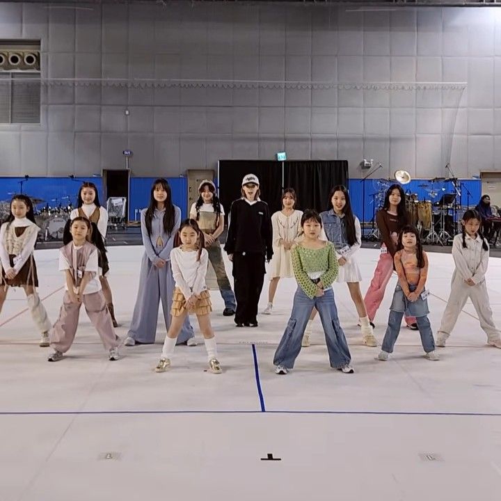 IU World Tour Merch H.E.R. Collar Sweat Shirt in Black (M, L), Hobbies ...