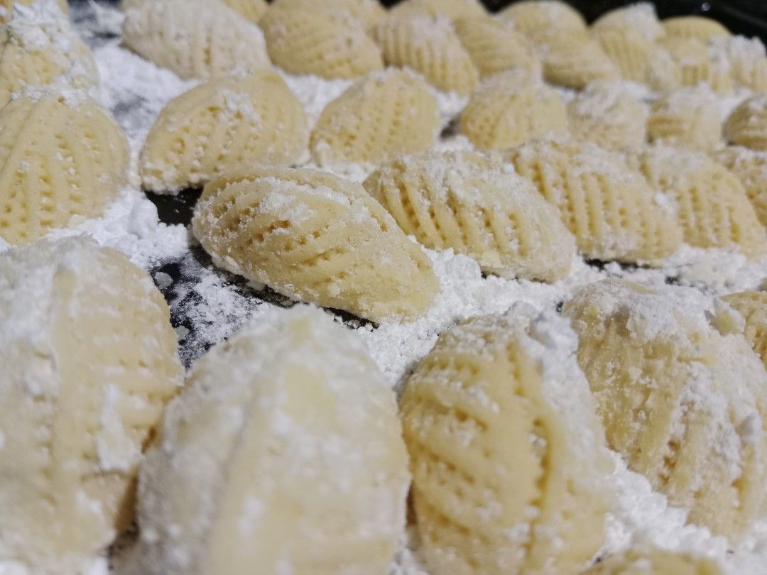 Kue Makmur Kacang Tanah, Food & Drinks, Other Food & Drinks on Carousell