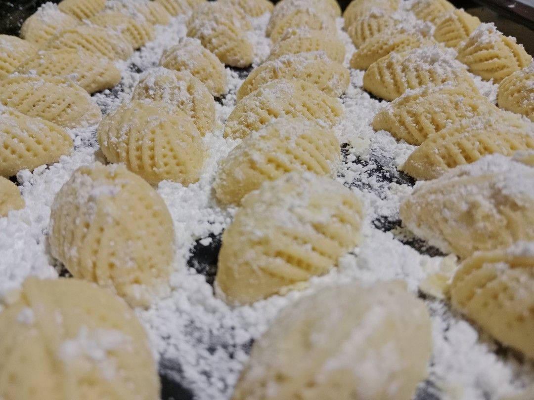 Kue Makmur Kacang Tanah, Food & Drinks, Other Food & Drinks on Carousell