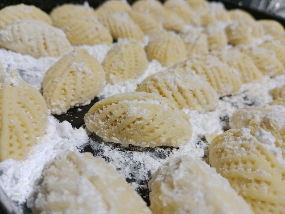 Kue Makmur Kacang Tanah, Food & Drinks, Other Food & Drinks on Carousell